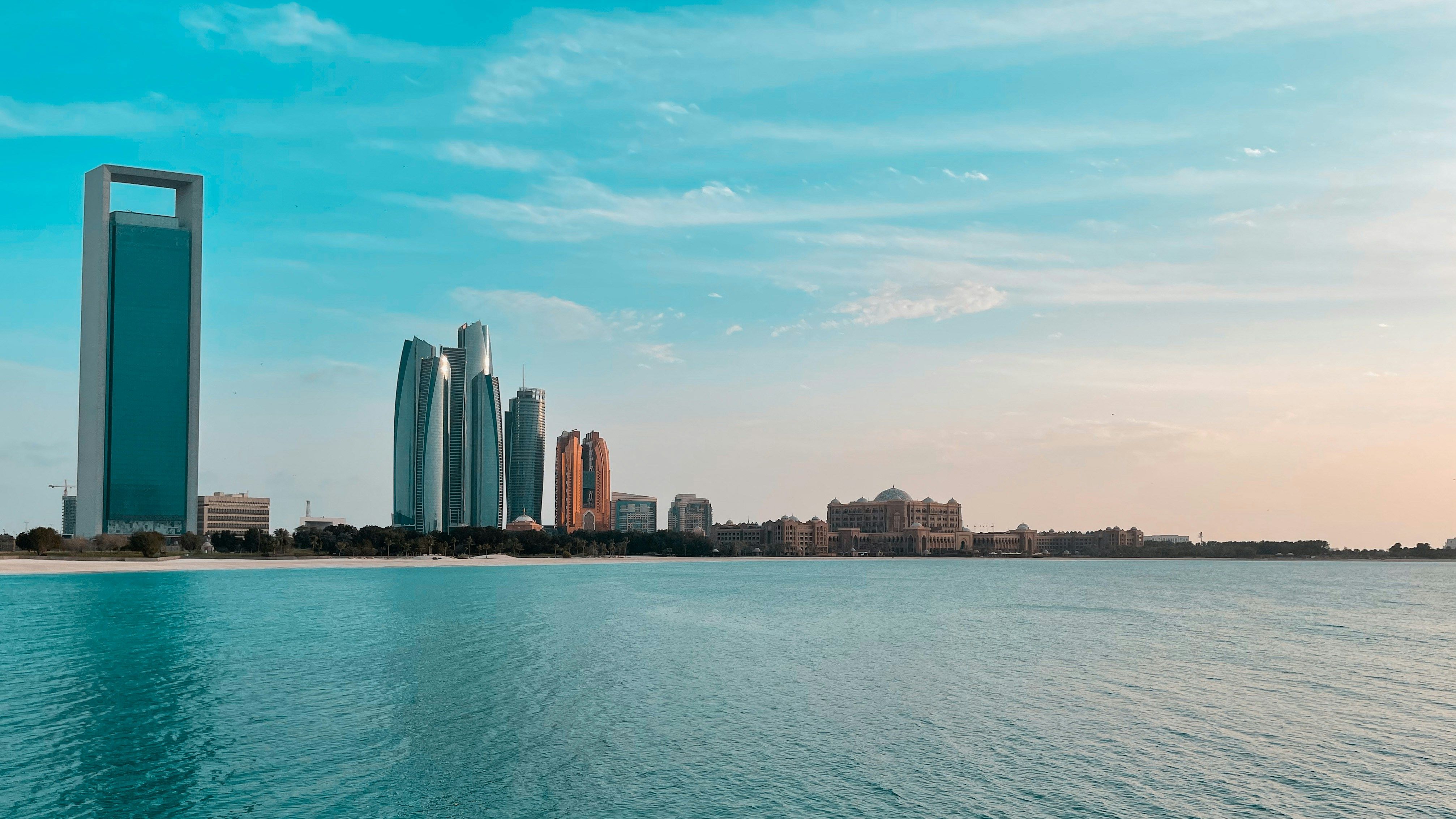 Jak się mówi: Abu Zabi czy Abu Dhabi? | Two Continents