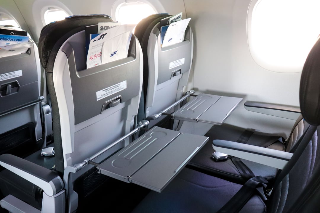 Free alcohol and juices return to LOT's short-haul flights | Two Continents