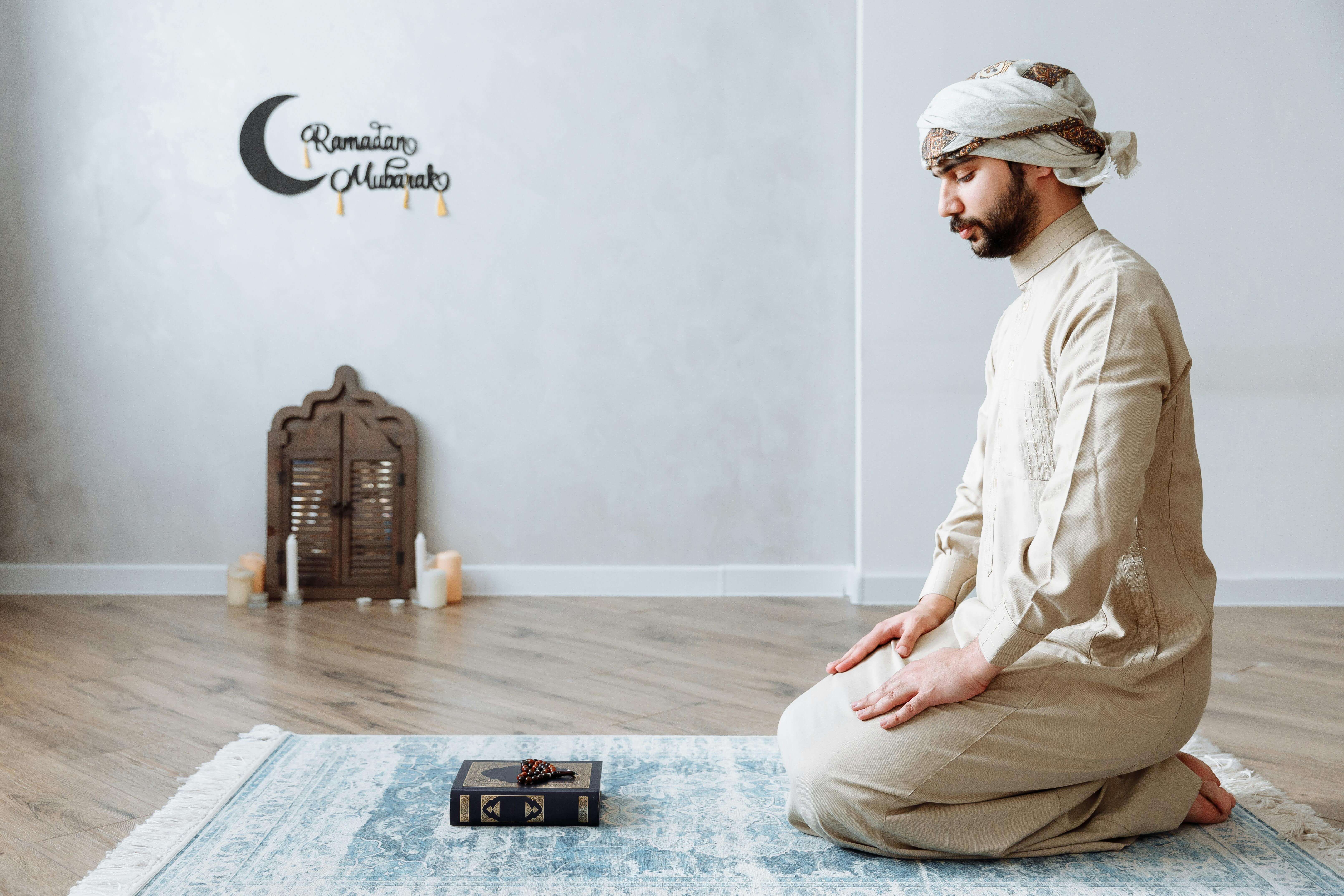 Working week and holidays in Dubai | Two Continents
